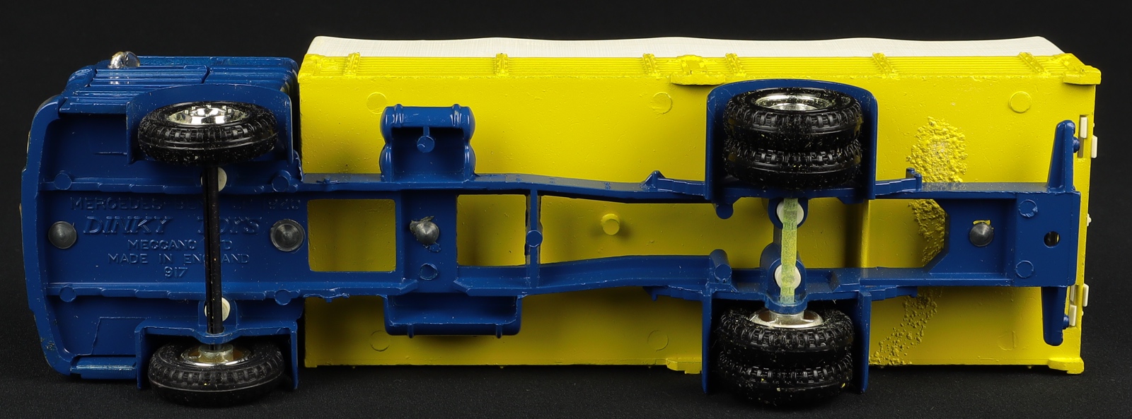 Dinky Toys 917 Mercedes Truck & Trailer - QDT