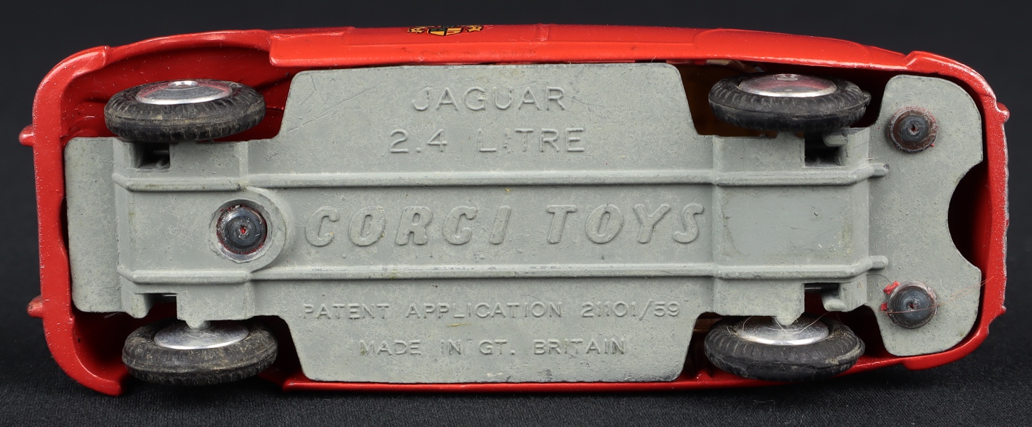 Corgi Toys 213S 2.4 Jaguar Fire Service Car - QDT